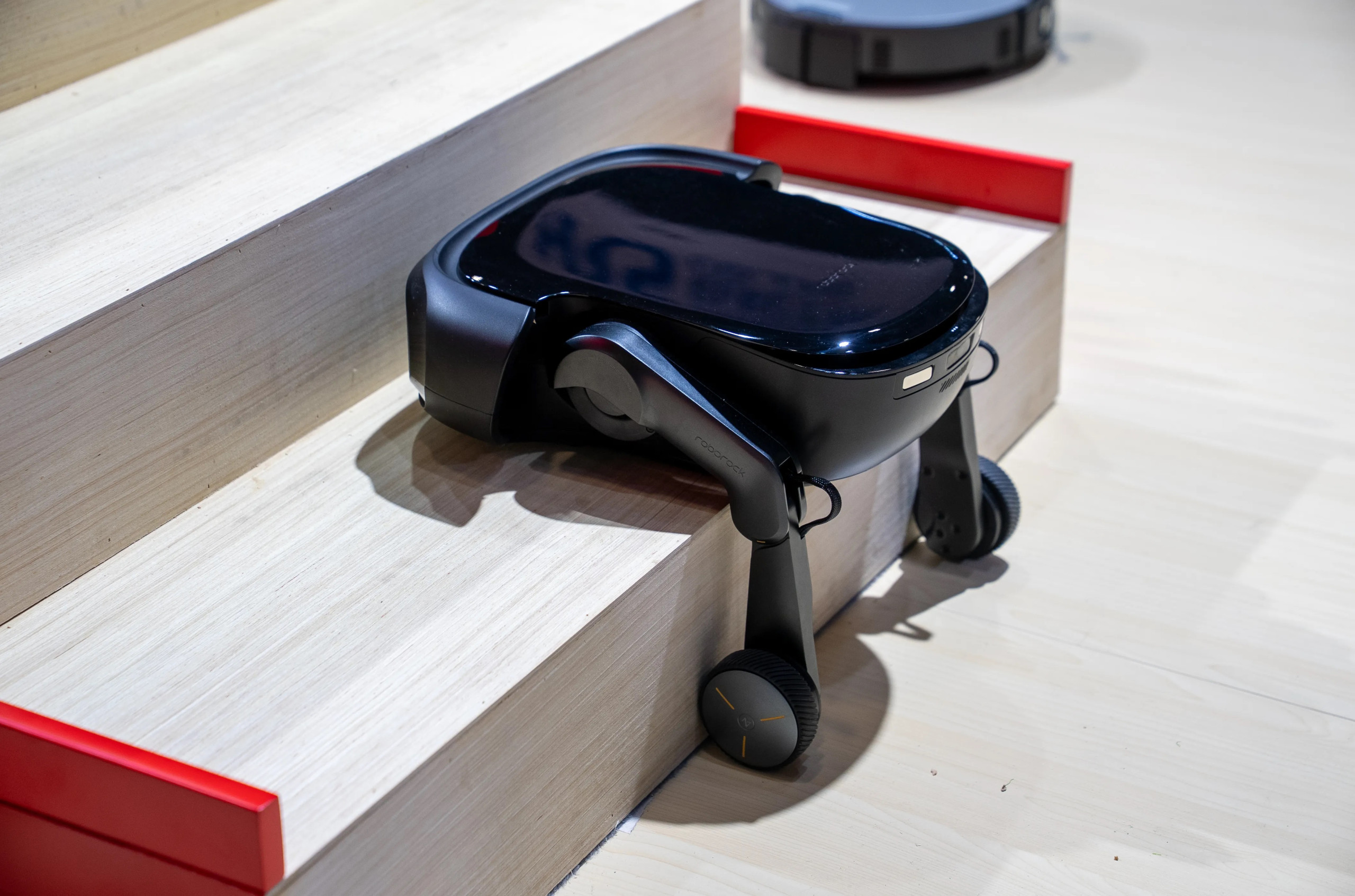 Ce robot aspirateur doté de "pattes" peut monter les escaliers... et ...