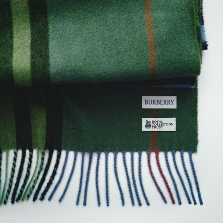 Burberry lance une collection hommage à la reine Elizabeth II pour les ...