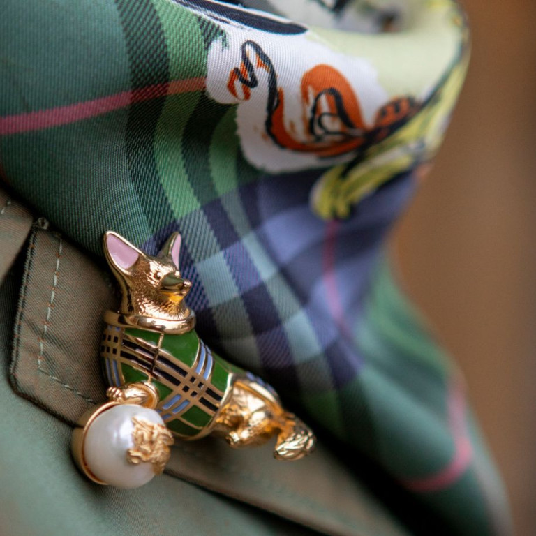 Burberry lance une collection hommage à la reine Elizabeth II pour les ...