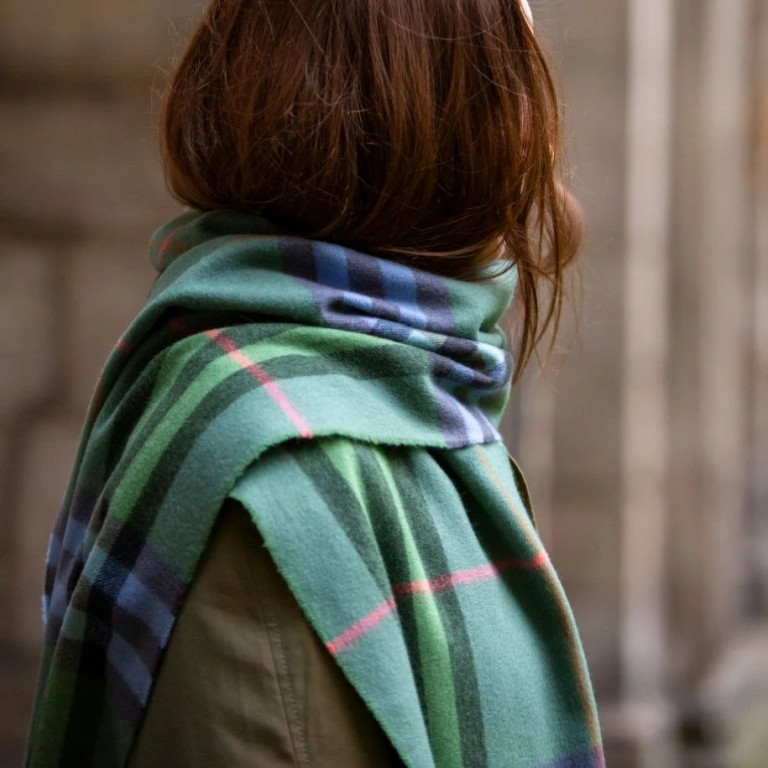 Burberry lance une collection hommage à la reine Elizabeth II pour les ...