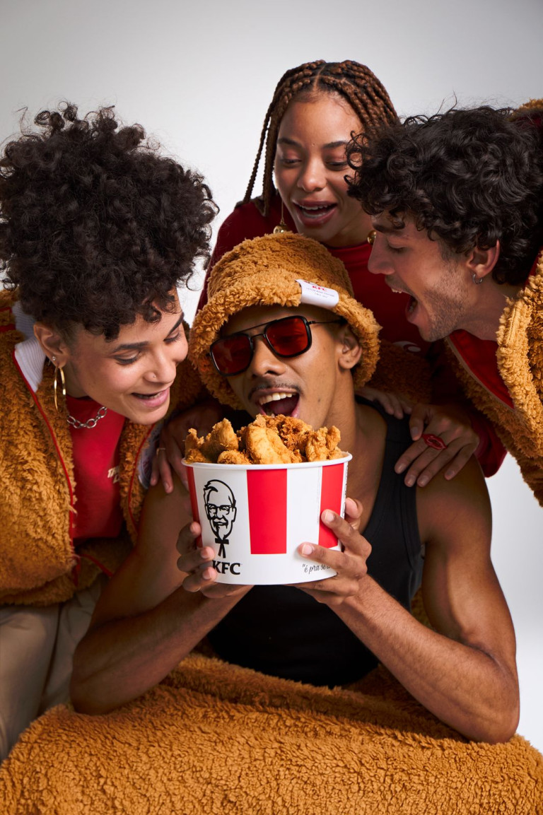 KFC transforme la texture de son poulet frit en collection de vêtements ...