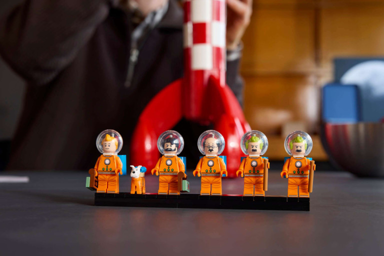 LEGO transforme la mythique fusée de Tintin en set de collection de 49 ...