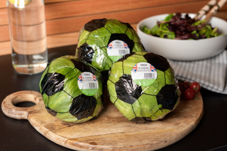 Tesco détourne ses laitues en ballons de foot pour la Coupe du monde ...